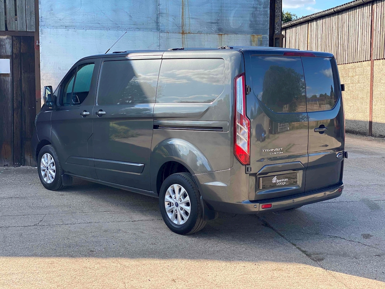 Used 2020 Ford Transit Custom 280 EcoBlue Limited For Sale in Berkshire ...