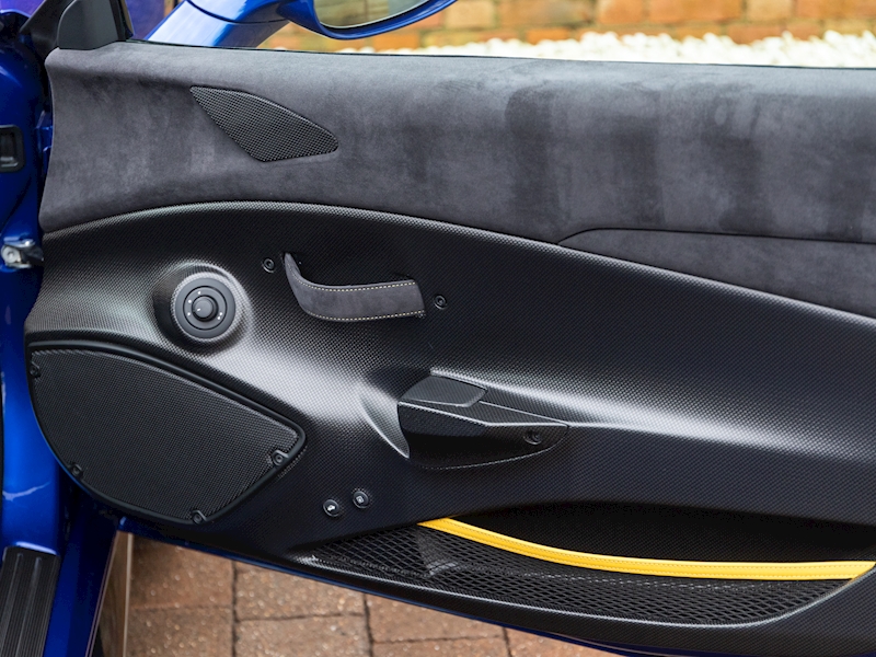 Fotos - Ferrari Pista Spider Blu Elder y Ferrari 488 Pista Blu ...