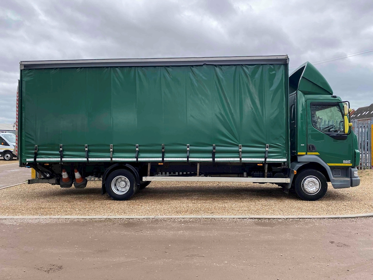 Used 2013 DAF LF CURTAIN SIDED TRUCK 12 TON For Sale in Leics (U2080) | DVS