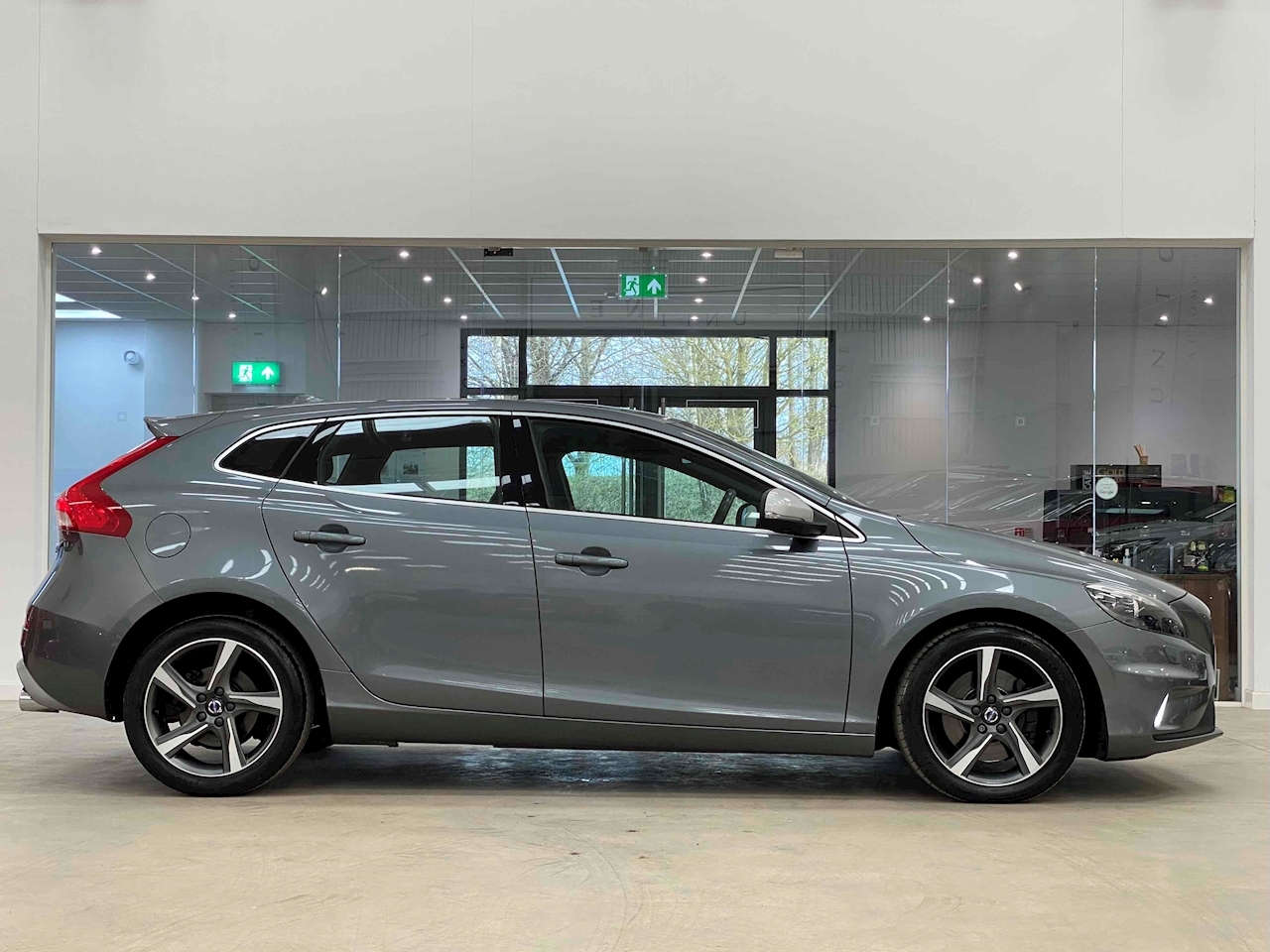 Used 2016 Volvo V40 D4 R-Design Lux Nav For Sale in West Sussex (U706) | Unit One Automotive Ltd