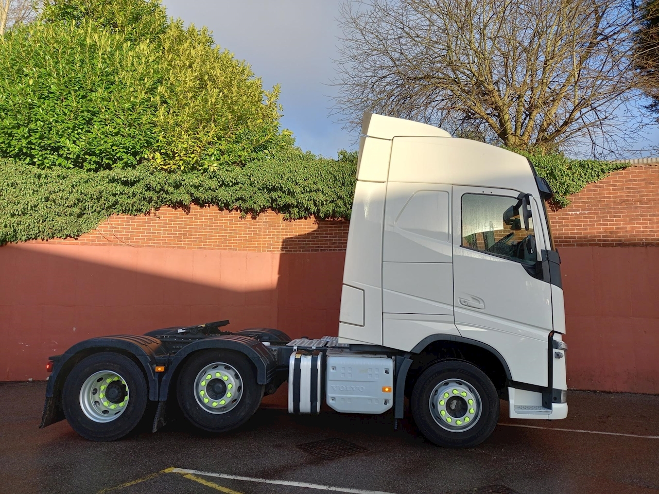 Used 2019 Volvo FH FH500bhp GLOBETROTTER CAB 6X2 MID LIFT PUSHER For ...