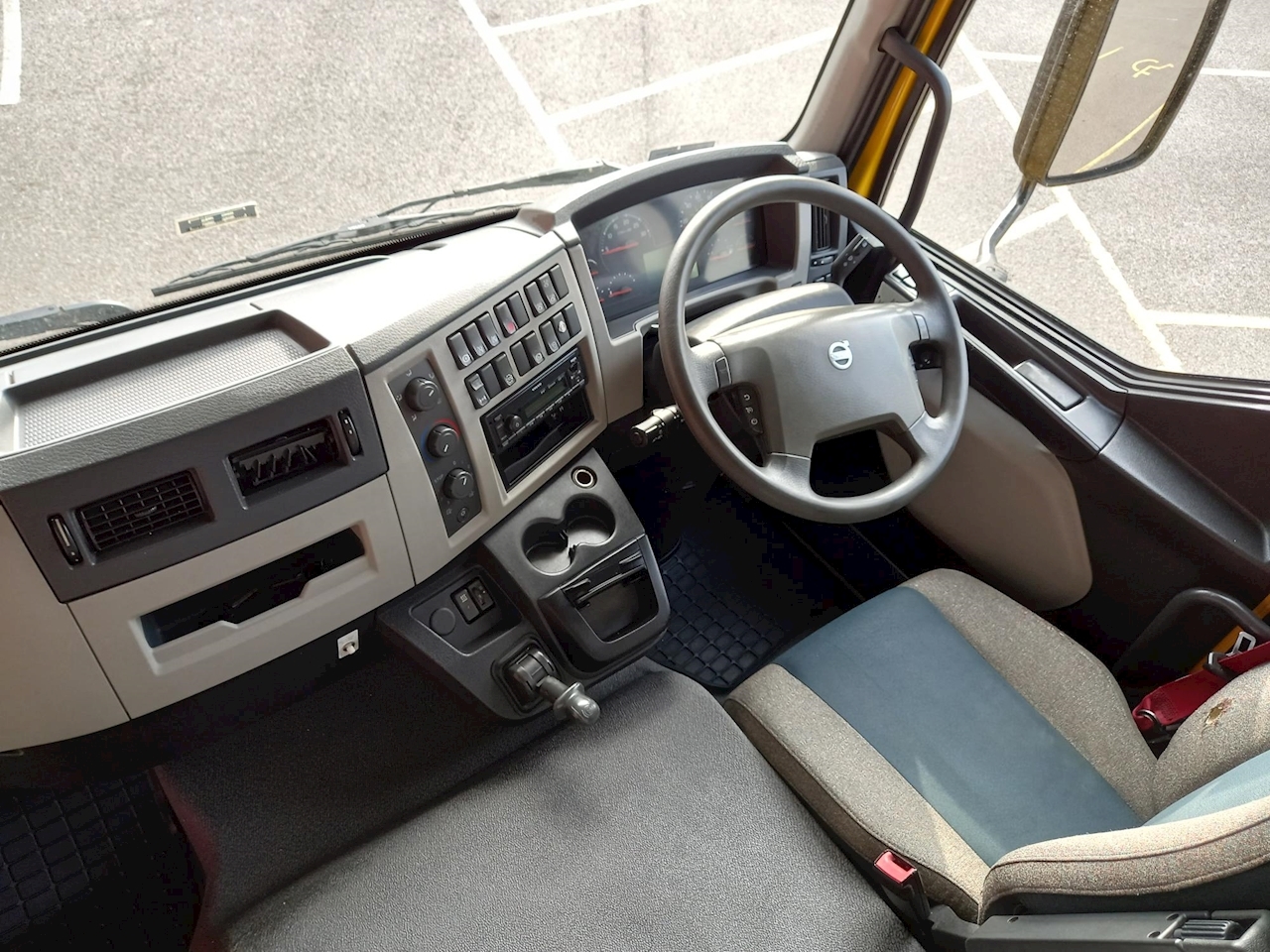 Used 2018 Volvo FL 250bhp 4x2 BOX BODY COMFORT CAB TUCKAWAY TAIL LIFT ...