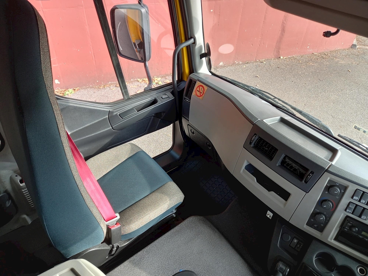 Used 2018 Volvo FL 250bhp 4x2 BOX BODY COMFORT CAB TUCKAWAY TAIL LIFT ...