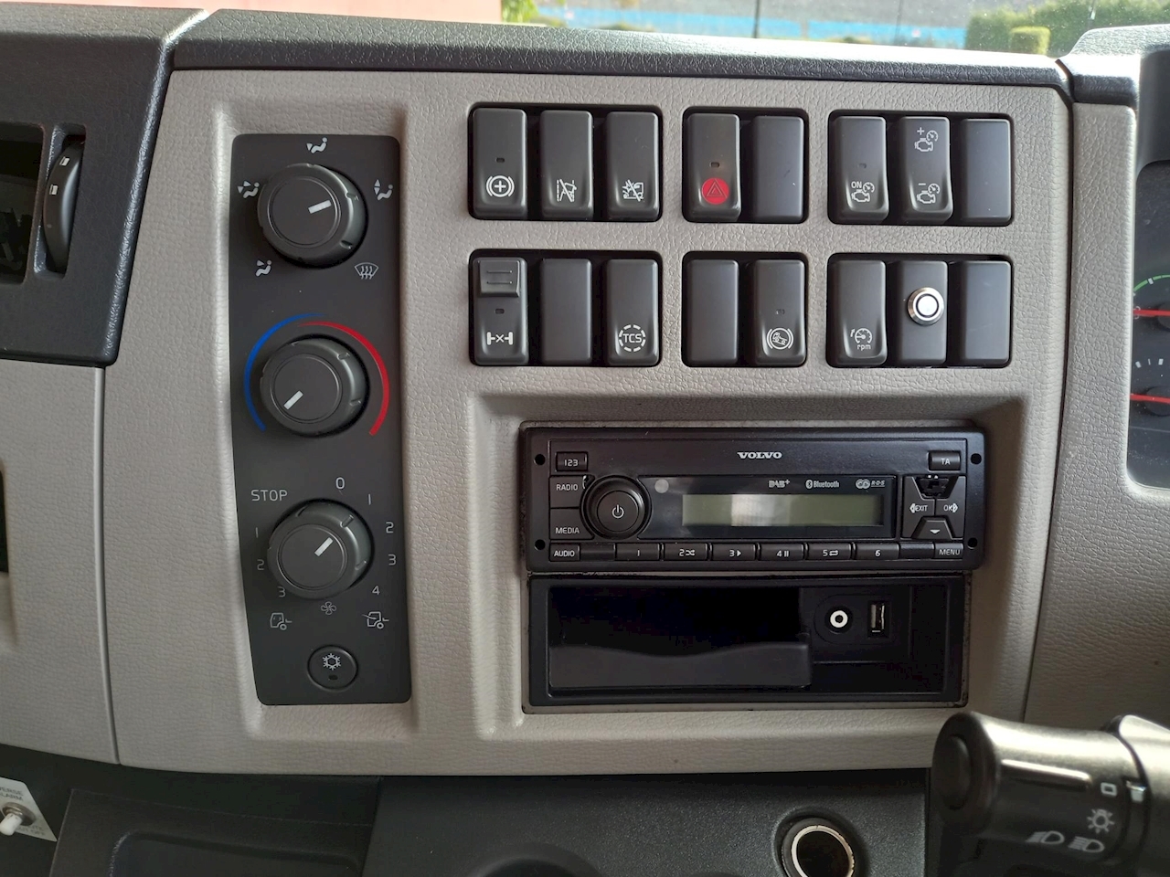 Used 2018 Volvo FL 250bhp 4x2 BOX BODY COMFORT CAB TUCKAWAY TAIL LIFT ...