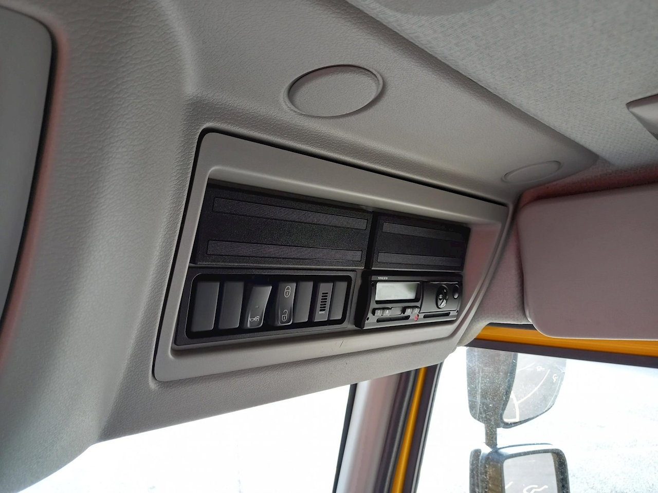 Used 2018 Volvo FL 250bhp 4x2 BOX BODY COMFORT CAB TUCKAWAY TAIL LIFT ...