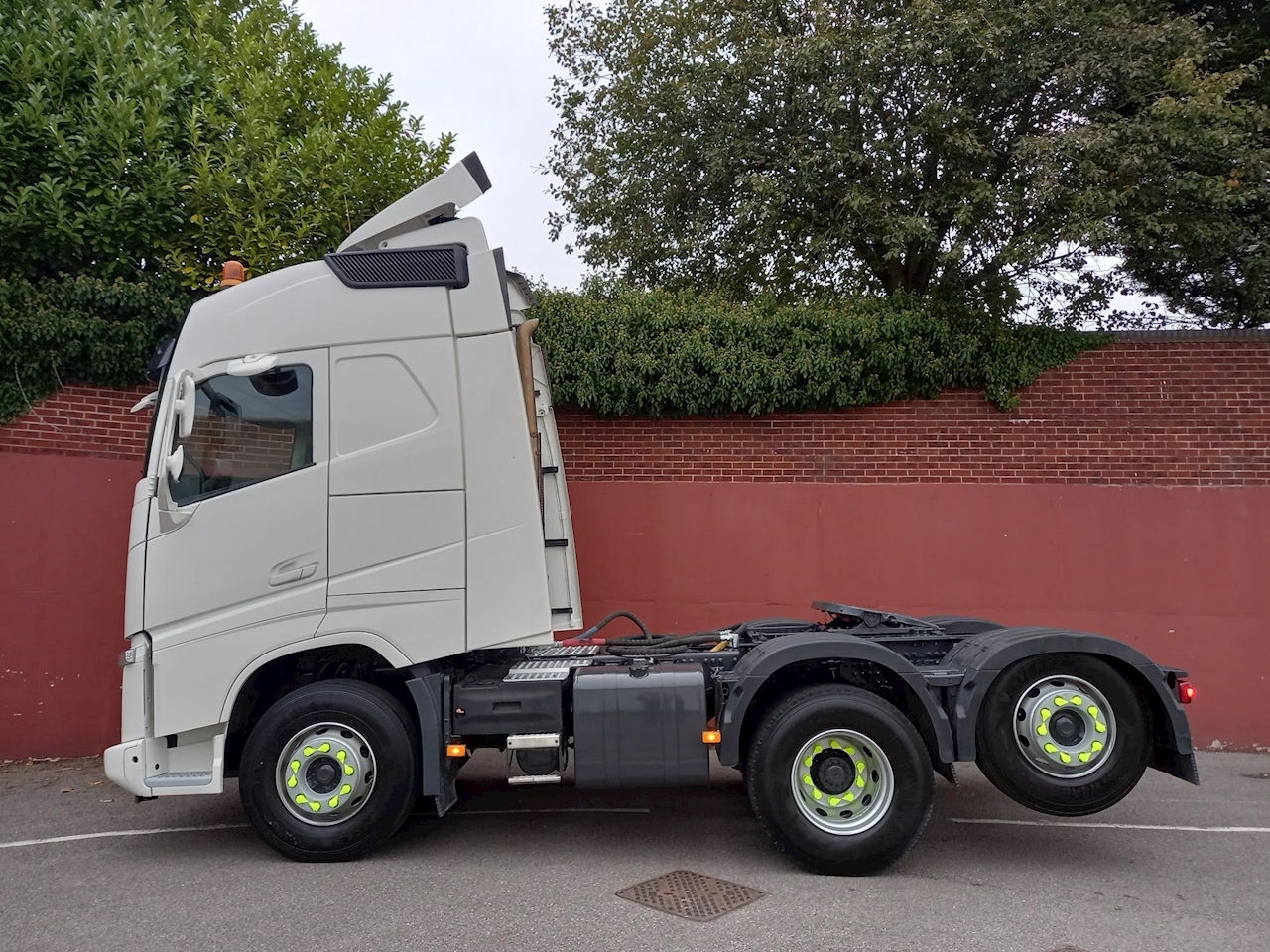 Used 2017 Volvo FH 500 bhp 6x2 TAG AXLE GLOBETROTTER CAB TIPPING AND ...