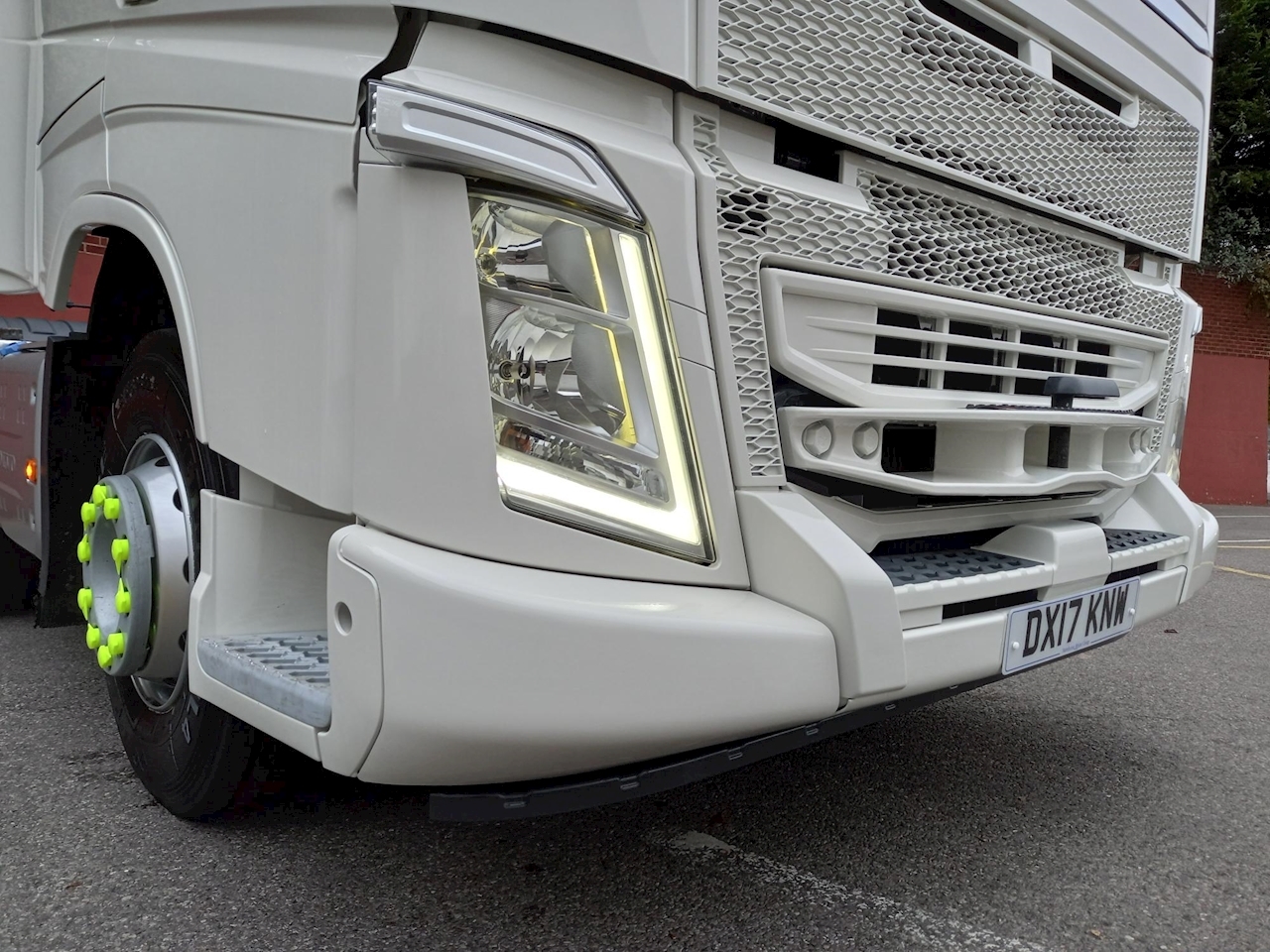 Used 2017 Volvo FH 500 bhp 6x2 TAG AXLE GLOBETROTTER CAB TIPPING AND ...