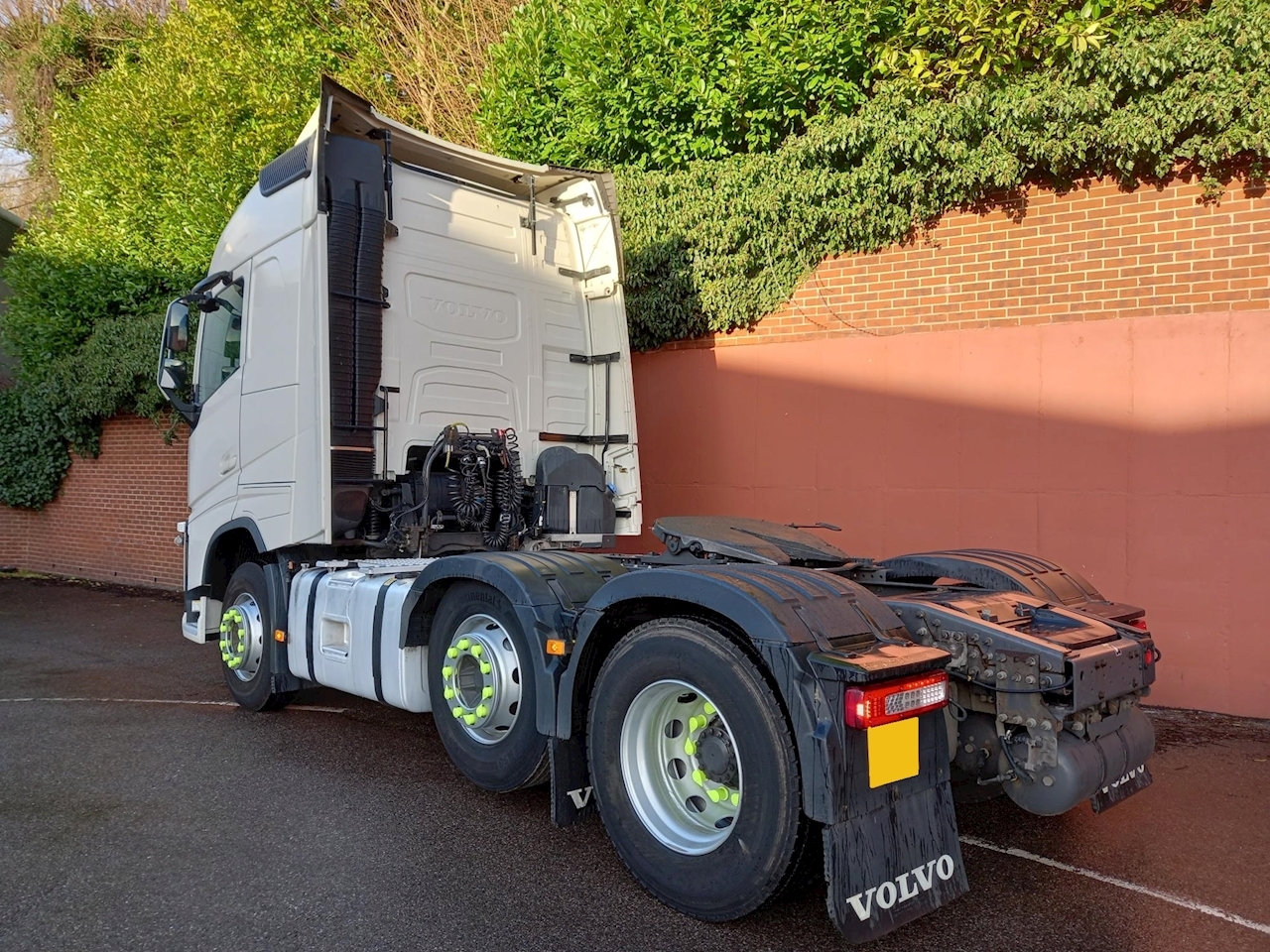 Used 2016 VOLVO FH 500bhp GLOBETROTTER CAB 6X2 MID LIFT PUSHER For Sale ...