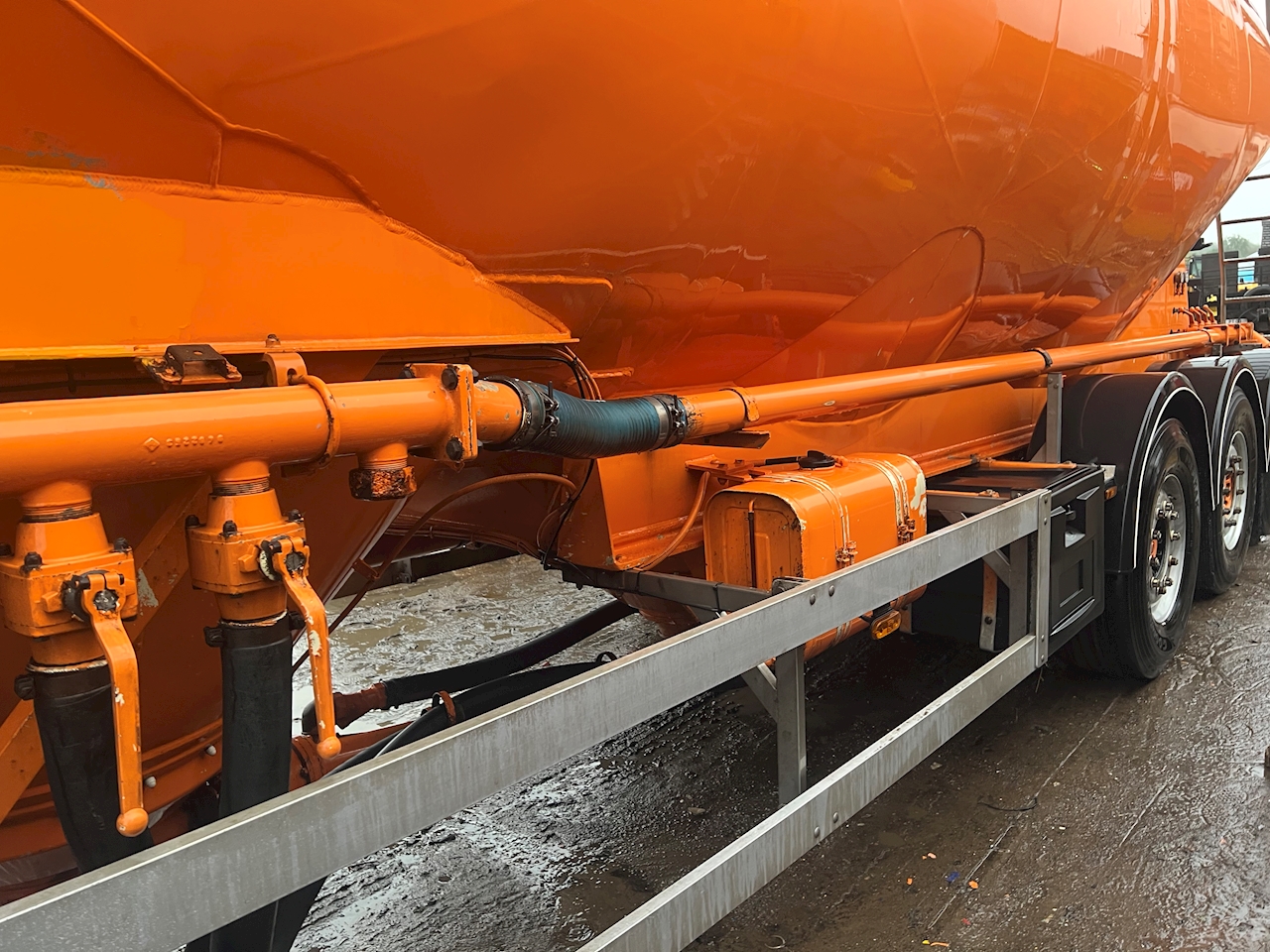 Used 2005 Feldbinder 40 m3 Powder Tanker with Donkey Engine & Blower ...